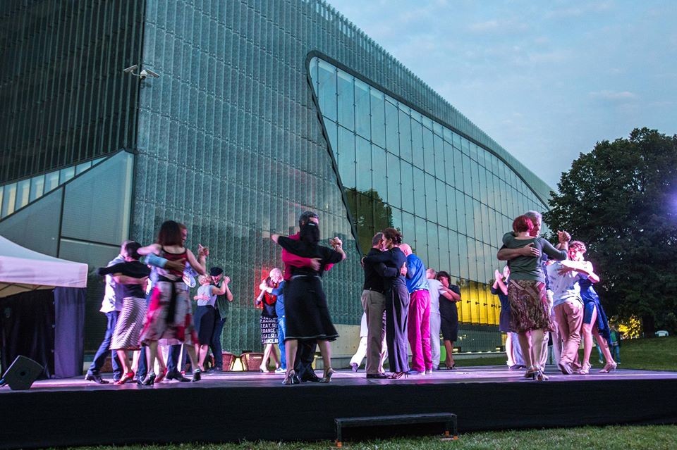Outdoor dancing with live music | Warsaw