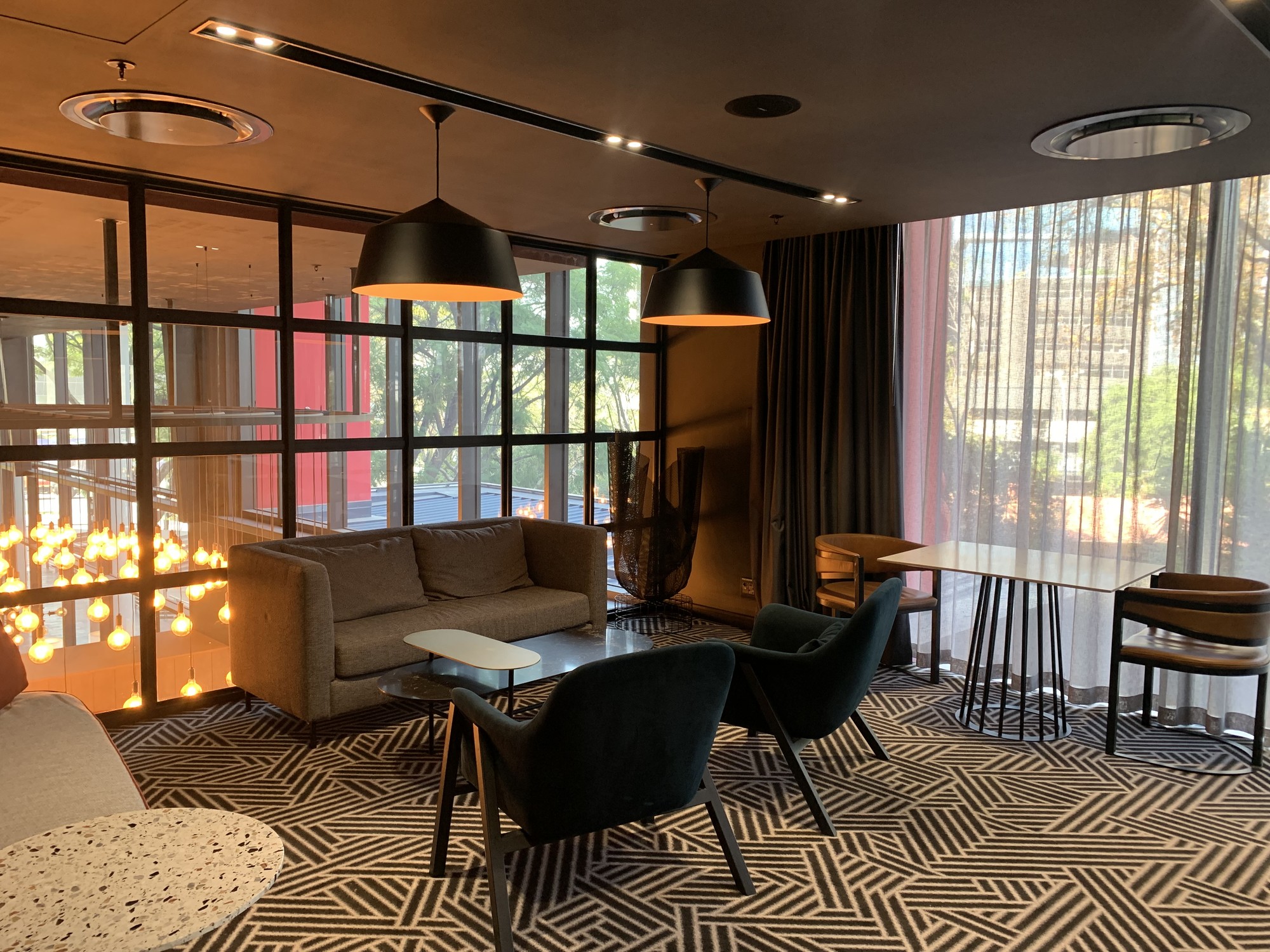 Roaming Office – Radisson RED