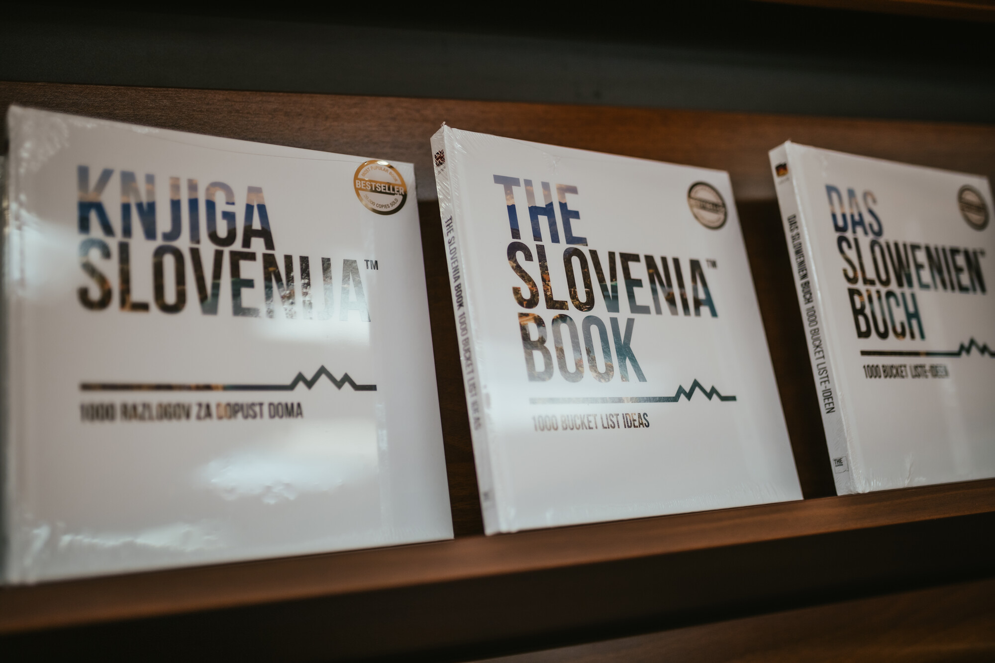 Izšla je nova Knjiga Slovenija: Nepogrešljiva knjižna uspešnica za odkrivanje čudovitih kotičkov ...